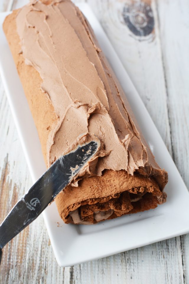 Yule Log Cake Recipe: A Christmas Classic & Showstopper