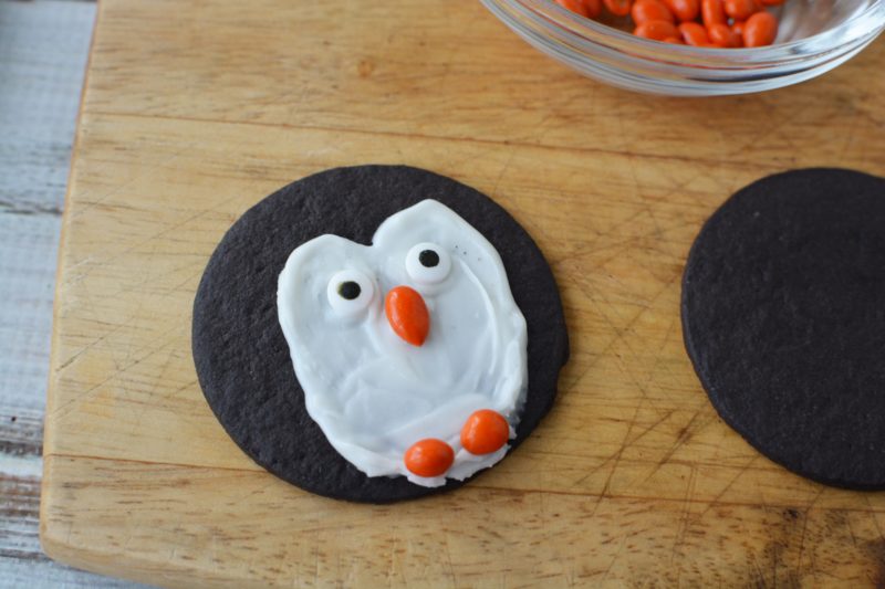 Easy Penguin Cookies: No Bake Christmas Treats That Kids Love