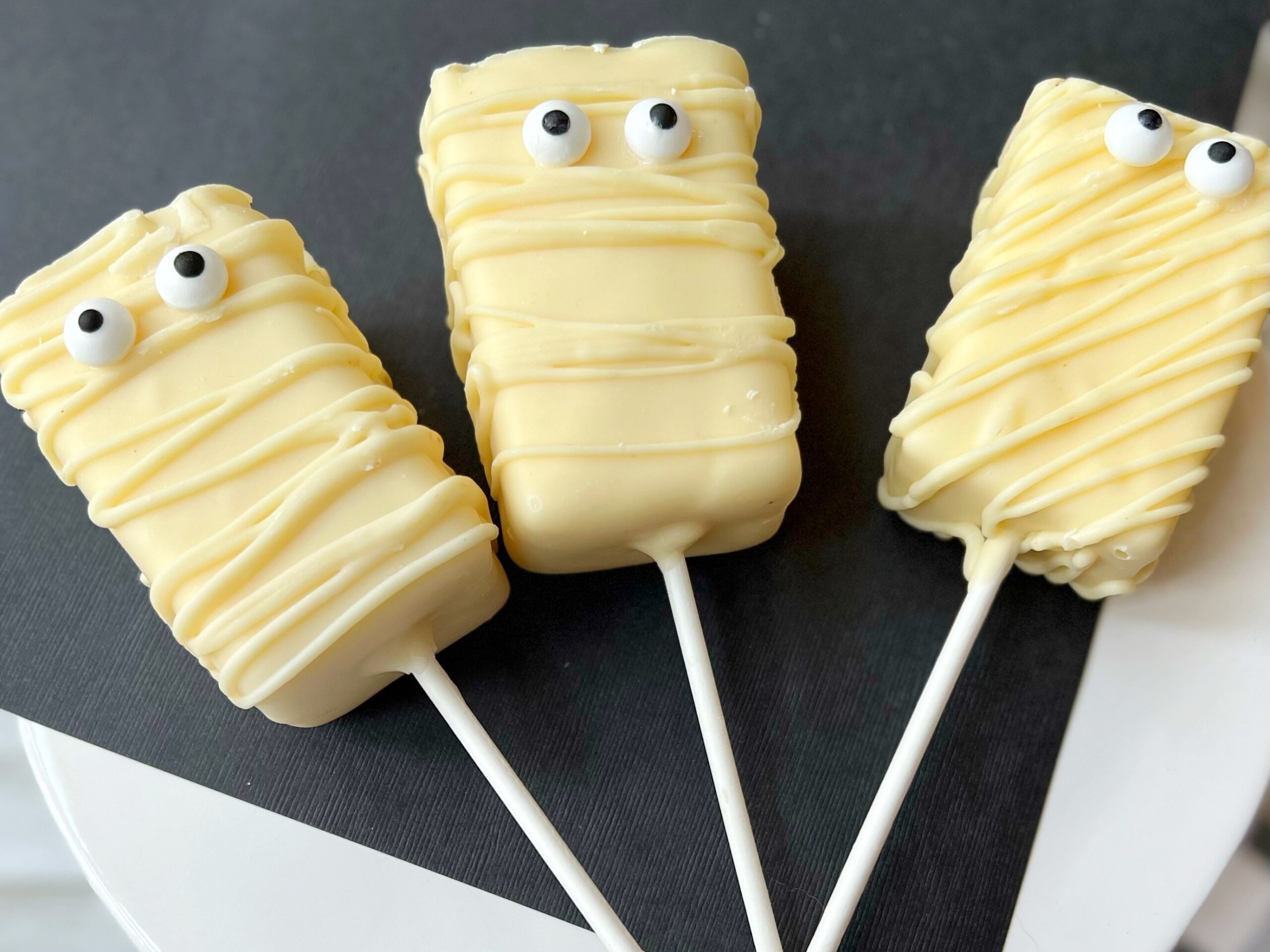 Halloween Mummy Marshmallow Pops