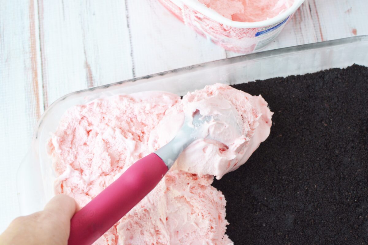 4-Ingredient Frozen Peppermint Delight Christmas Dessert